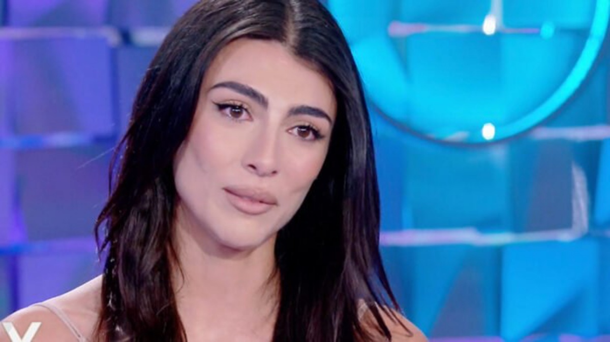 Verissimo, Giulia Salemi scoppia in lacrime: Toffanin commossa Verissimo, Giulia Salemi scoppia in lacrime: Toffanin commossa