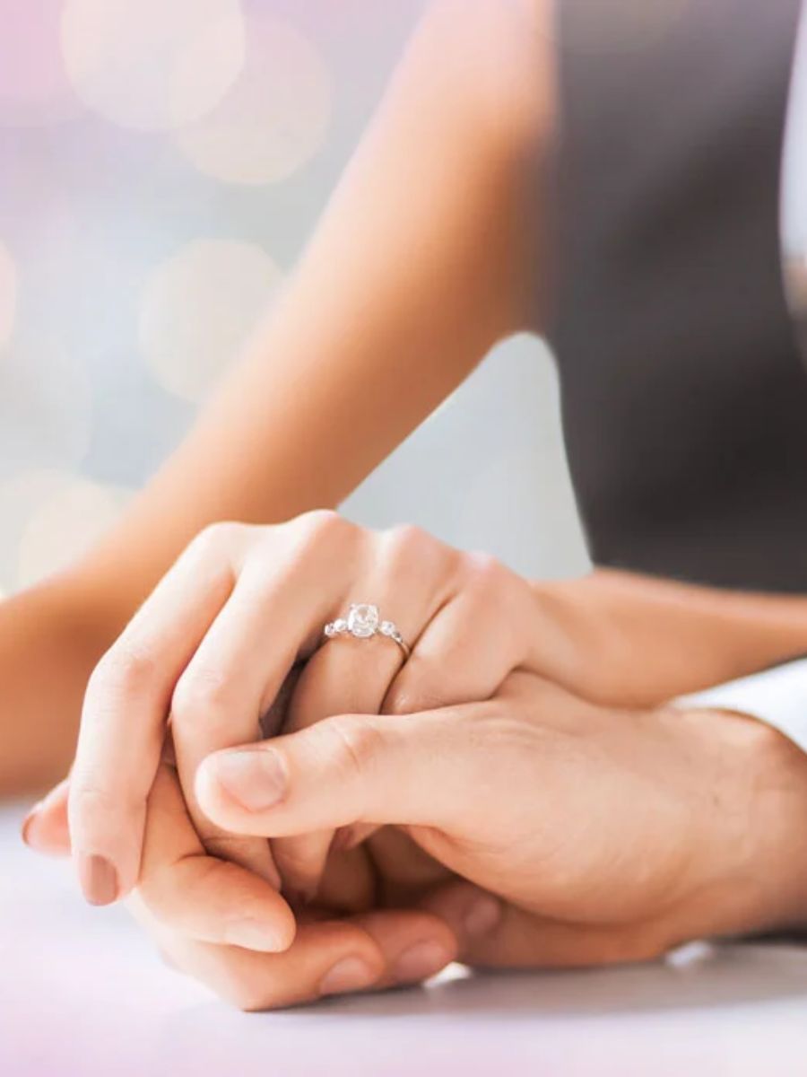 Anello cade a mare, futuro sposo si getta per salvare la proposta di ...